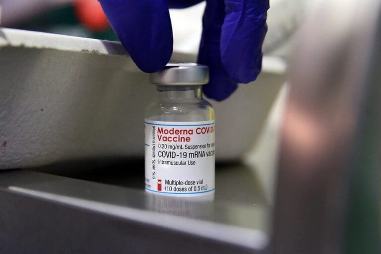 Ιαπωνία: Τι ήταν τα μαύρα σωματίδια στα φιαλίδια της Moderna - Sahiel ...