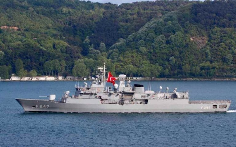 Τουρκική φρεγάτα προς γαλλικό ερευνητικό: Αν εισέλθεις σε τουρκικά ...