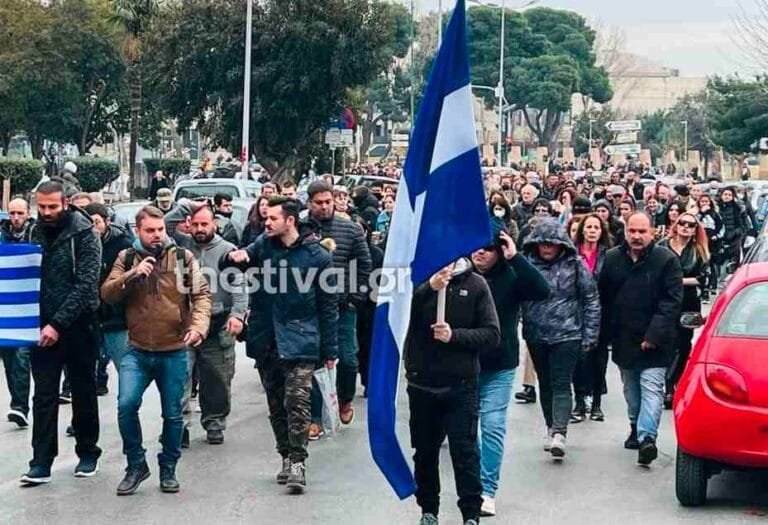 Πορεία κατά του υποχρεωτικού εμβολιασμού στο κέντρο της Θεσσαλονίκης ...