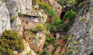 Άγιο Όρος: Οι μοναχοί που ζουν στην άκρη του γκρεμού - Sahiel ...